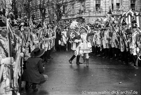 Kölner Traditionskorps im Karneval: Rote Funken - Kölsche Funke rut ...